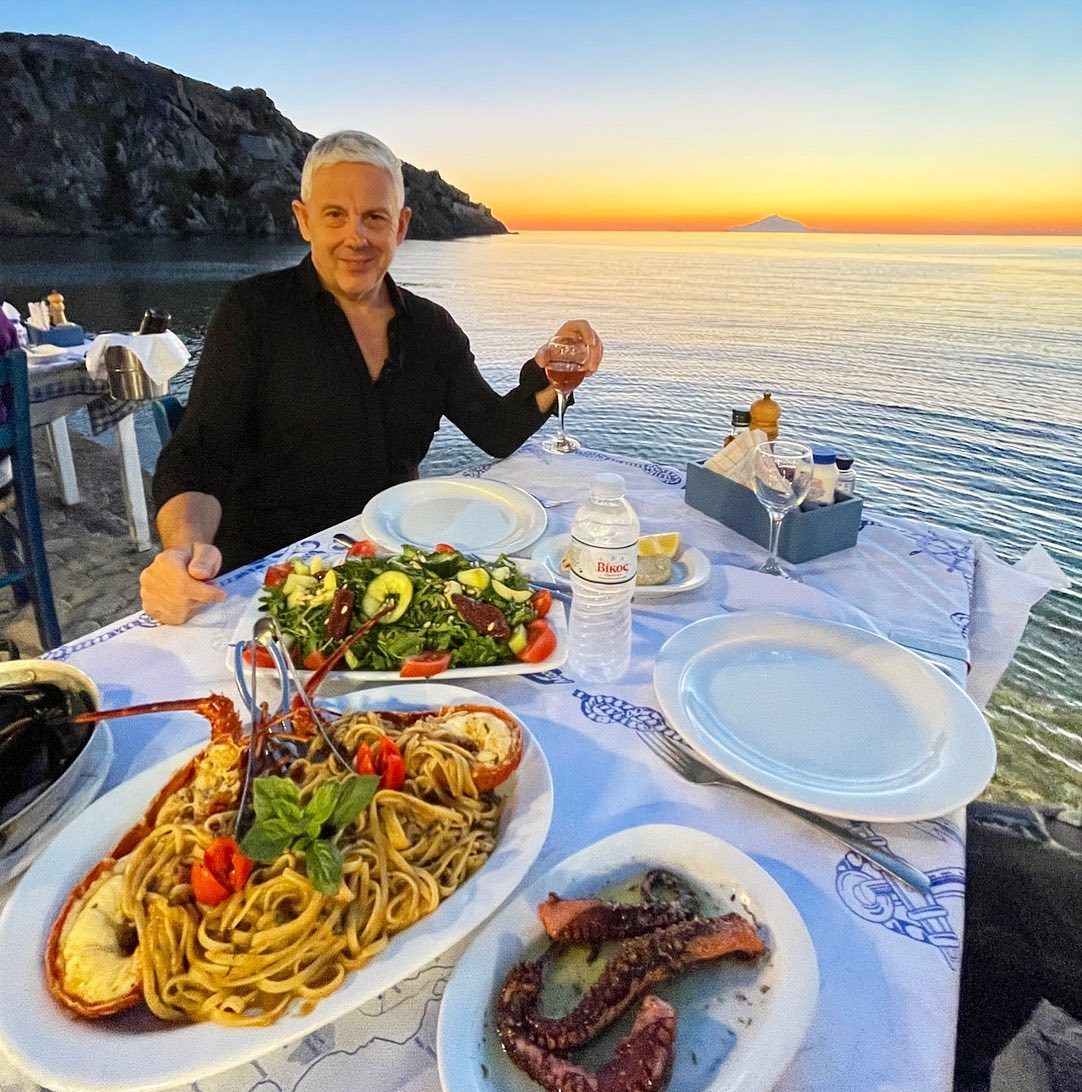 Τάσος Δούσης: Η Βίβλος του απαράδεκτου πελάτη - Κίνημα Υπέρβαση