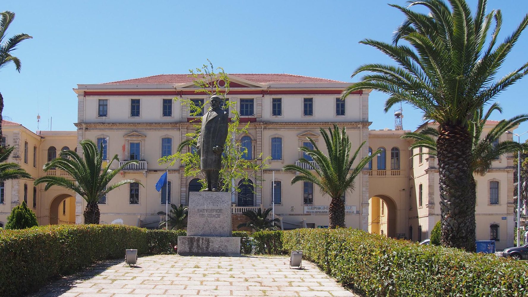 Χανιά: Κουκουλοφόρος μαχαίρωσε στο λαιμό δικηγόρο έξω από τα δικαστήρια ...